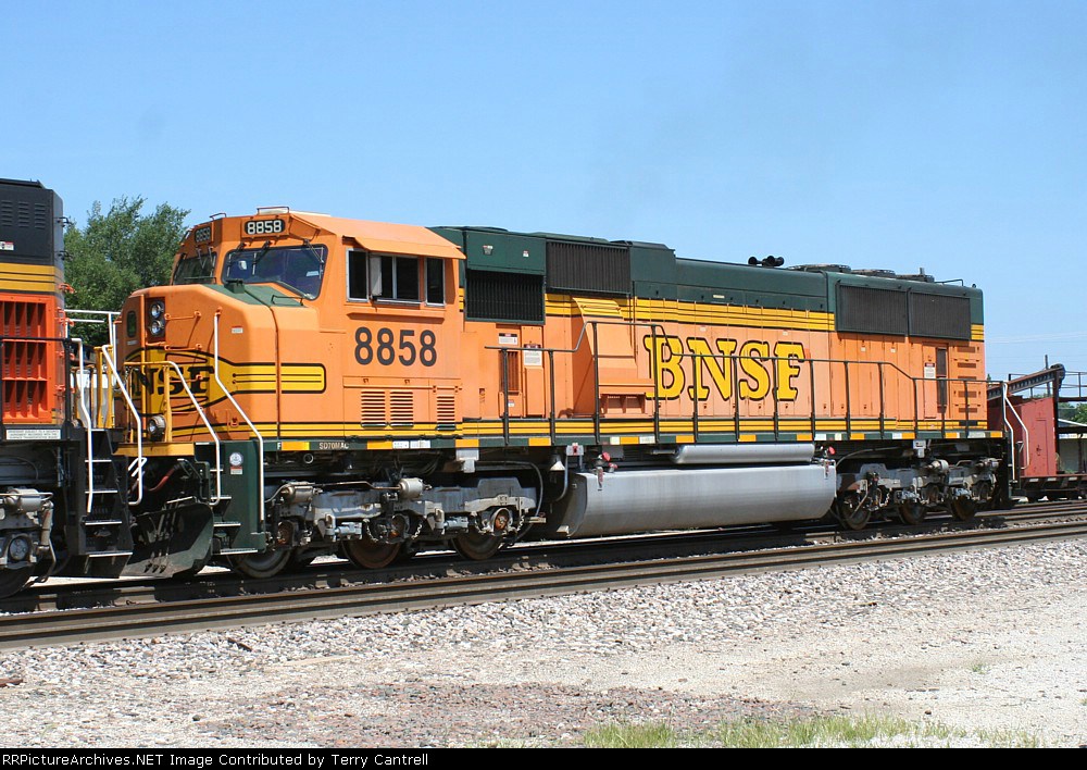 BNSF 8858